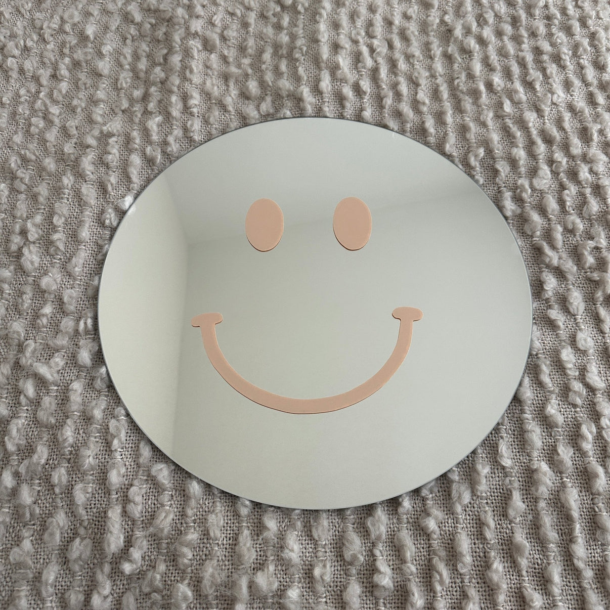 Beige Smiley Spiegel - Tijdloze sereniteit voor je interieur – Hi Smiley