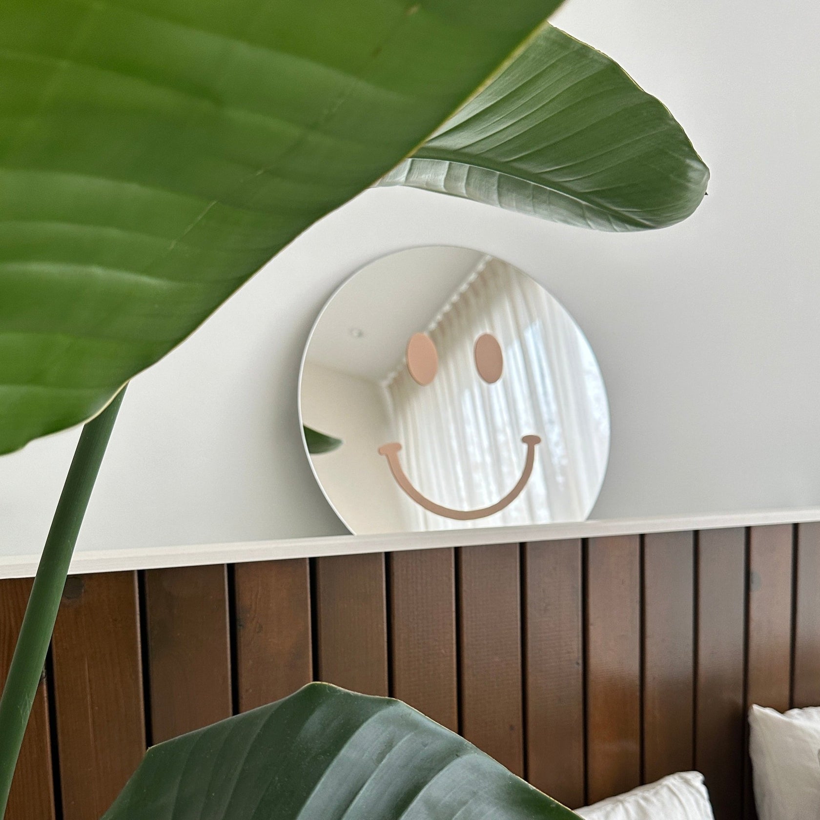 Beige Smiley Spiegel - Tijdloze sereniteit voor je interieur – Hi Smiley