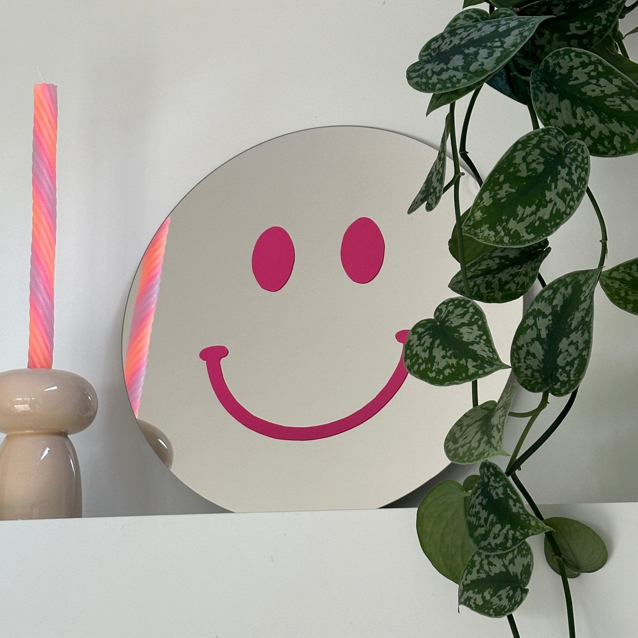 Roze Smiley Spiegel - Zachte Charme voor een Speelse Sfeer – Hi Smiley