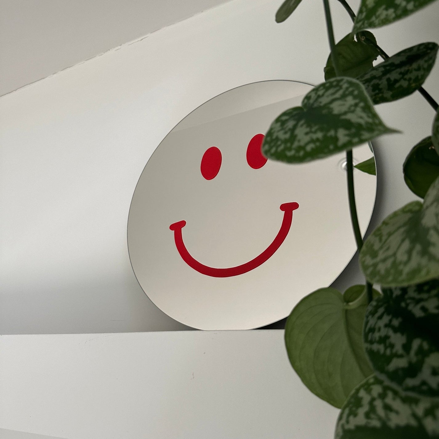 Rode Smiley Spiegel - Stijlvolle voor je kamer – Hi Smiley